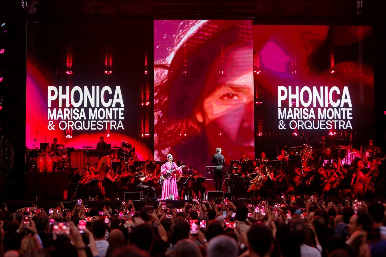 Após estrear o espetáculo Phonica reunindo 25 mil pessoas em Belo ...